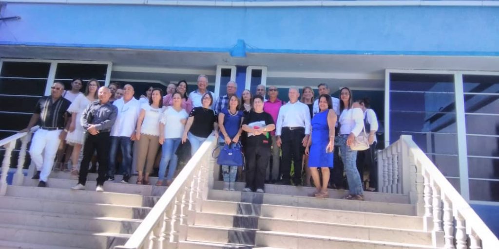 Médicos graduados en 1990 celebran las cuatro décadas y media de la ...